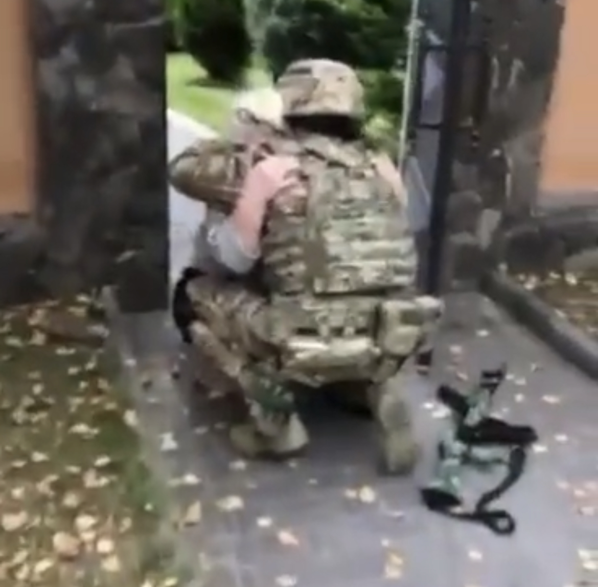 Un soldato ucraino riabbraccia la nonna nella Kherson liberata ...