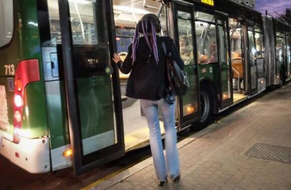 Si abbassa gli slip davanti a una studentessa, sull'autobus, denunciato ... Si abbassa gli slip davanti a una studentessa, sull'autobus, denunciato ...