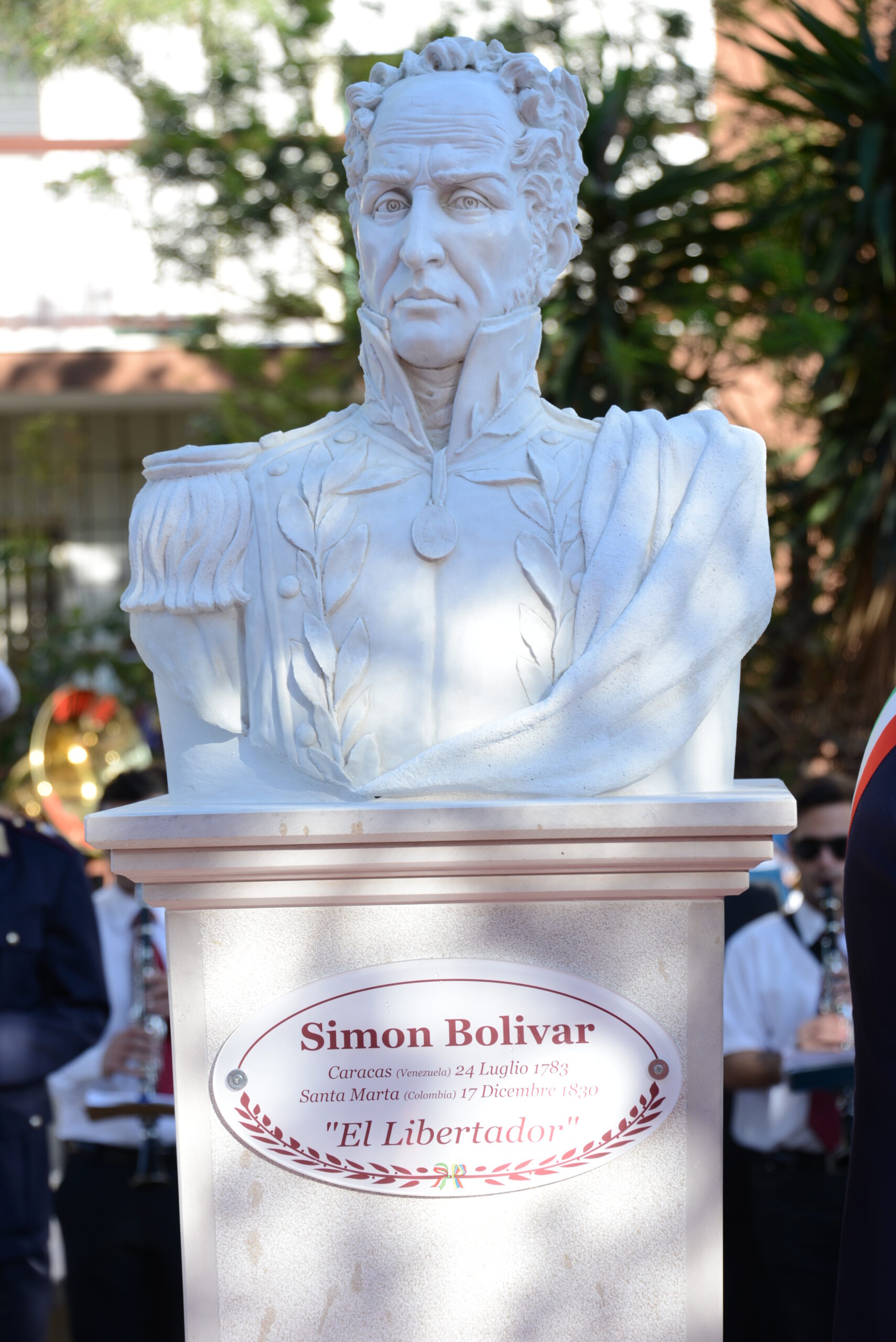 Manfredonia, busto Simon Bolivar rimosso e messo in sicurezza ...