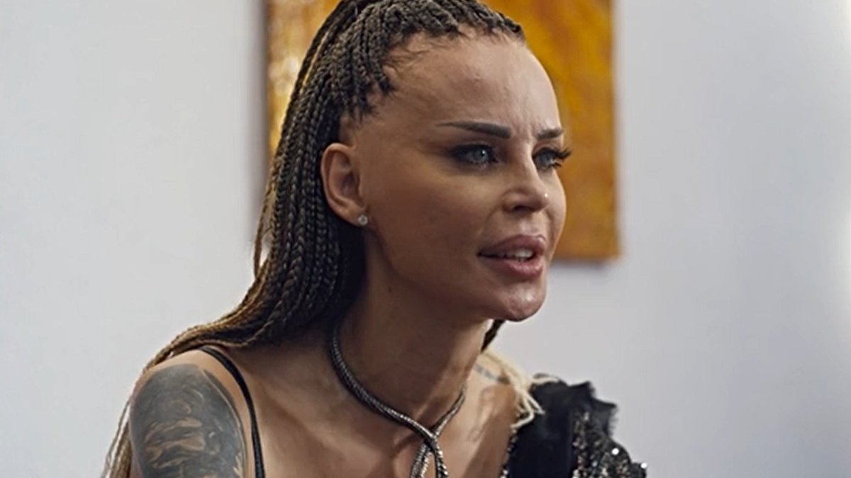 Nina Moric senza freni su Corona: "È un pagliaccio, tra me e lui c'era ...