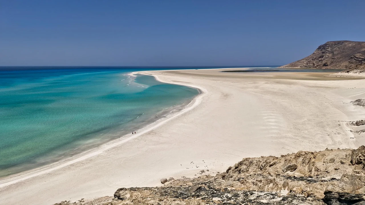 Socotra, bloccati 86 turisti italiani: cosa sta succedendo?